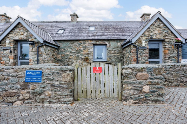 Bwthyn Branwen - Accessible, Pet-friendly Cottage - Gwynedd
