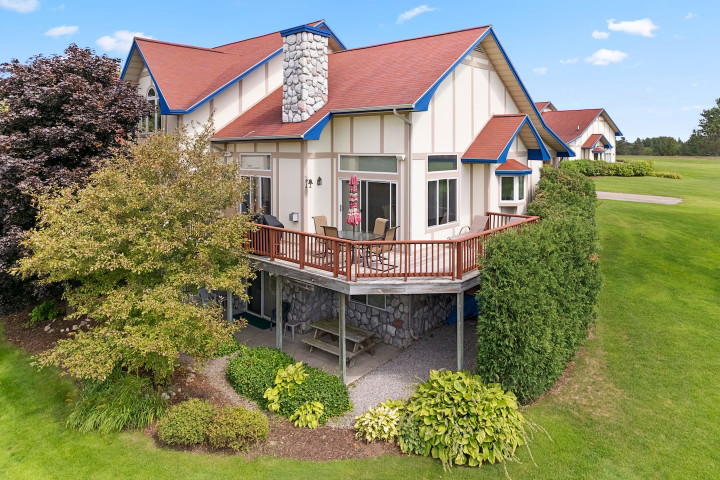 5 Star Gem - 8 Comfy Beds (No Bunks) + 3 Air Bed - Gaylord, MI