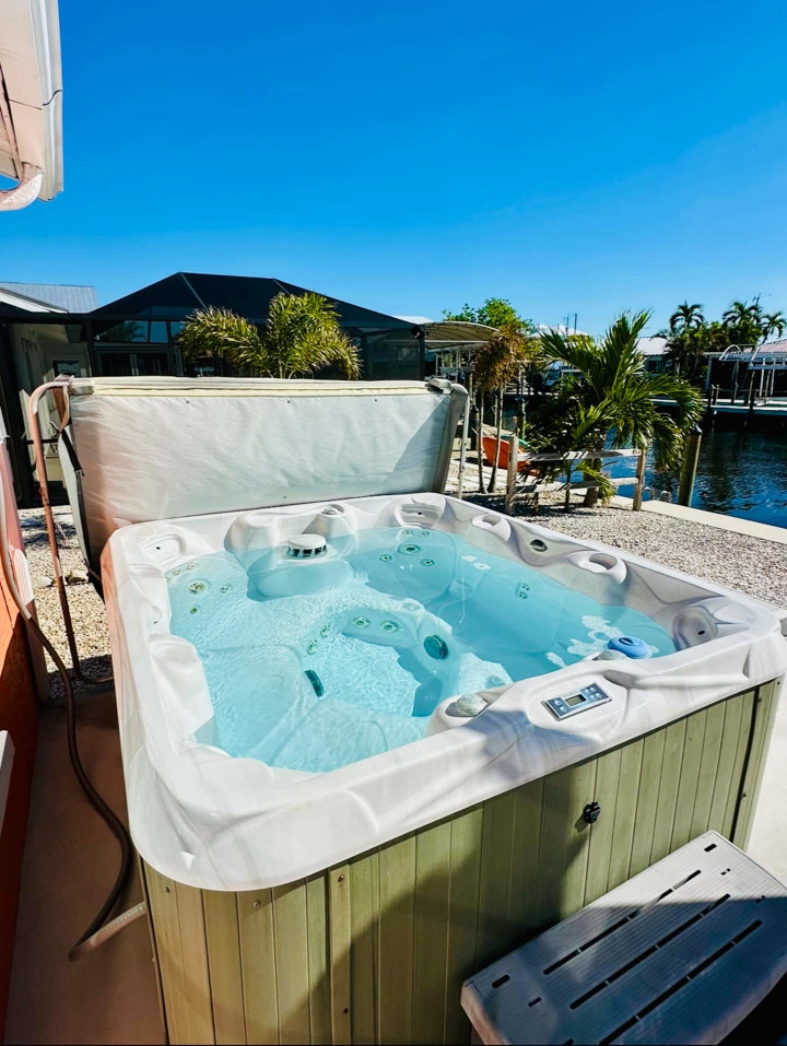 3br 2bath Waterfront Hot Tub Bikes Kayaks And Dock - Sanibel Island, FL