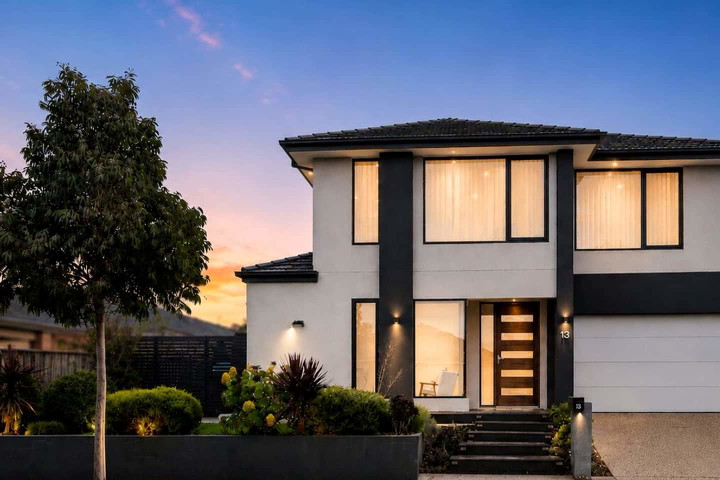Spacious 5-bed Designer Home · Point Cook · Bay - Point Cook