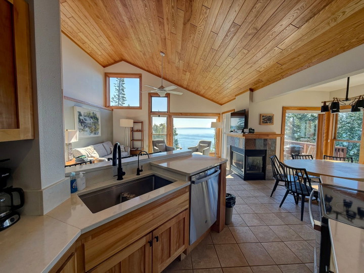 Lakefront Upper 3 Bedroom Condo W/loft - Lutsen, MN