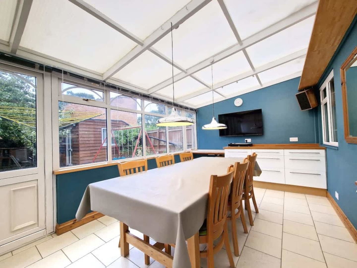 Spacious 6-bedroom House - 12 Min From Gatwick - Crawley