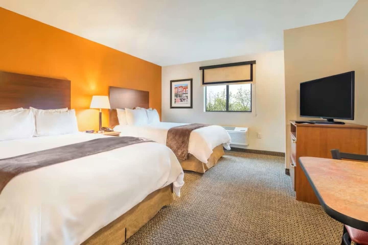 Pet-friendly Suites Near Arboretum Park - Overland Park, KS