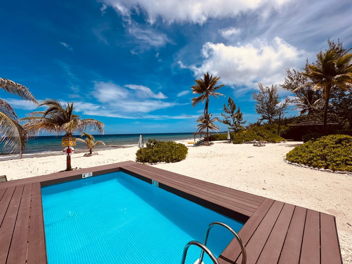 Featherstone - Upstairs Beach Front Apartment - 케이맨 제도