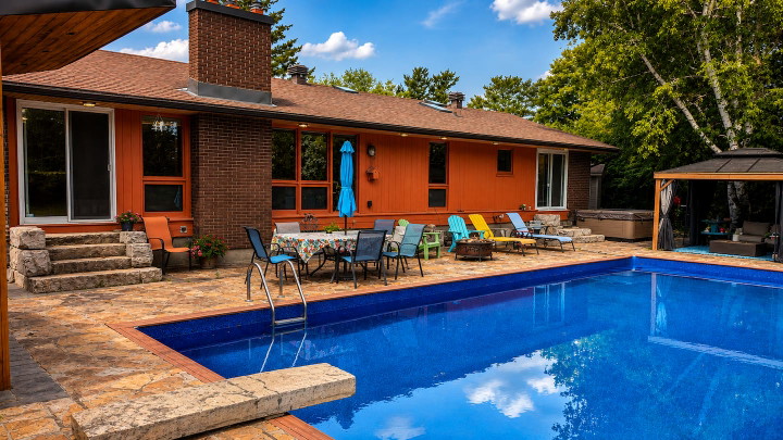 Piscine, Jacuzzi Et Complexe Hôtelier Accueillant Les Animaux De Compagnie Dans Le Style De Santa Fe ! - Ottawa