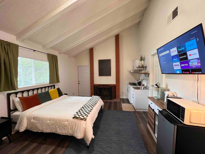 Welcome To Ember Lodge! Private Fireplace Studio - Simi Valley, CA