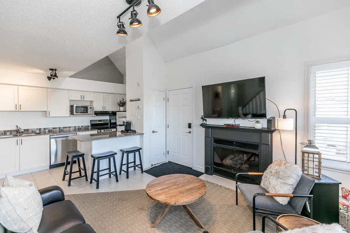 Mountain Peaks | Pool, Shuttle W/ 2 Patios - Thornbury