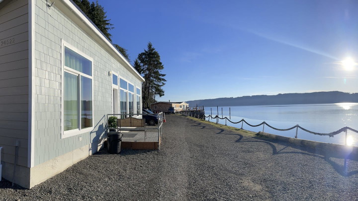 New 2 Bdrm Waterfront Cottage - Hoodsport, WA