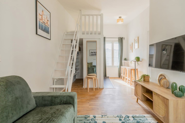 Charming Mezzanine Studio Bathed In Sunlight - Les Lilas