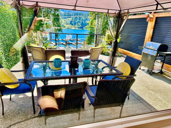 Cozy Water Front Boutique, King Bed & Fire Place - British Columbia