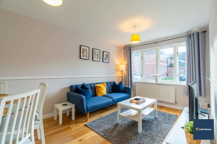 Camberley/ Sleeps 8 / Next To Hospital W/ Parking - Berkshire