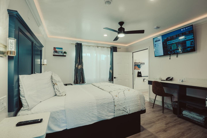 Upscale Modern Ada One Queen Room - Wharf/downtown - Morro Bay, CA