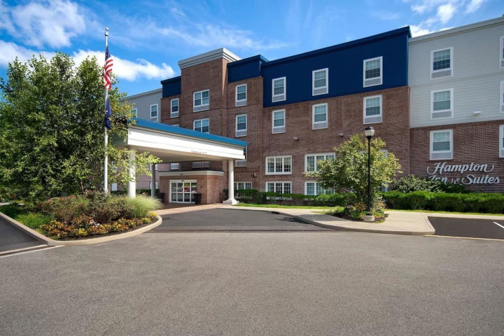 Near Ridge Hill Shopping. Breakfast. Pool. Bar. - Yonkers, NY