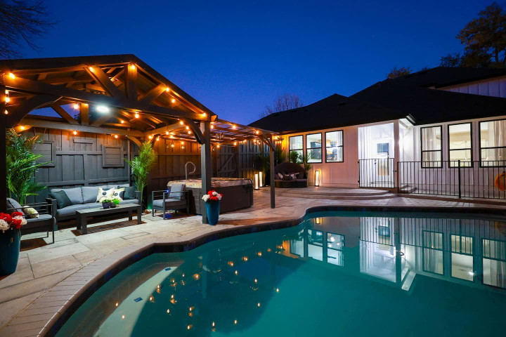 Luxury Pool Home With Hottub Bbq - Garland, TX