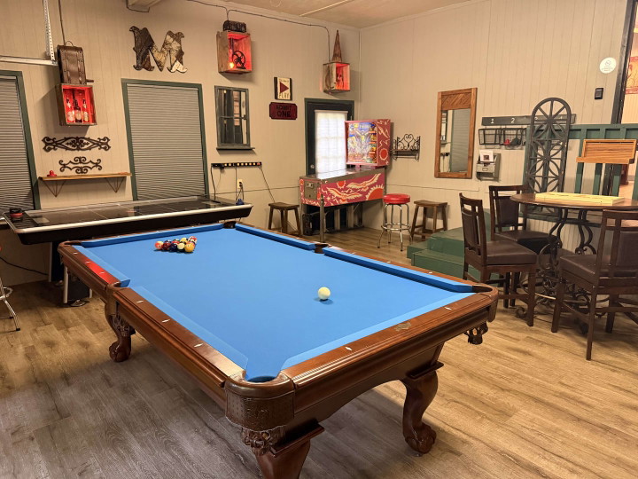 Large Cabin W/hot Tub, Pool Table, And Fire Pit - Clermont, GA
