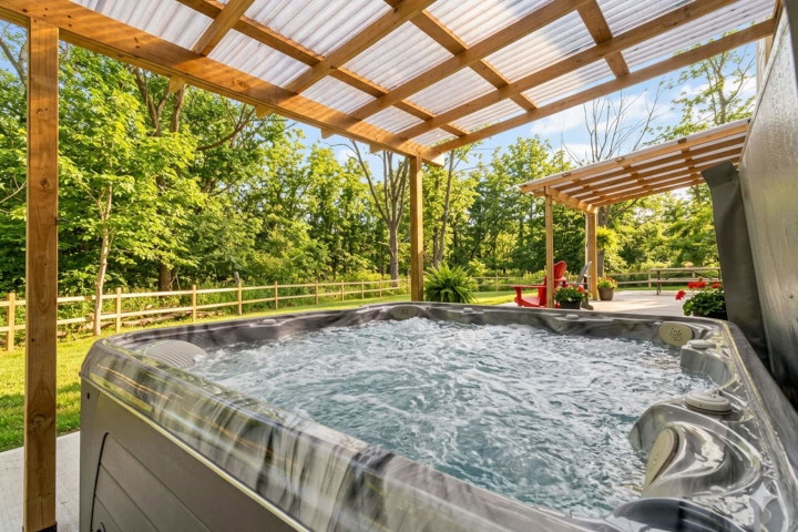 Rustic 5br Cottage | Cozy Hot Tub+ Autumn Backyard - Mississauga