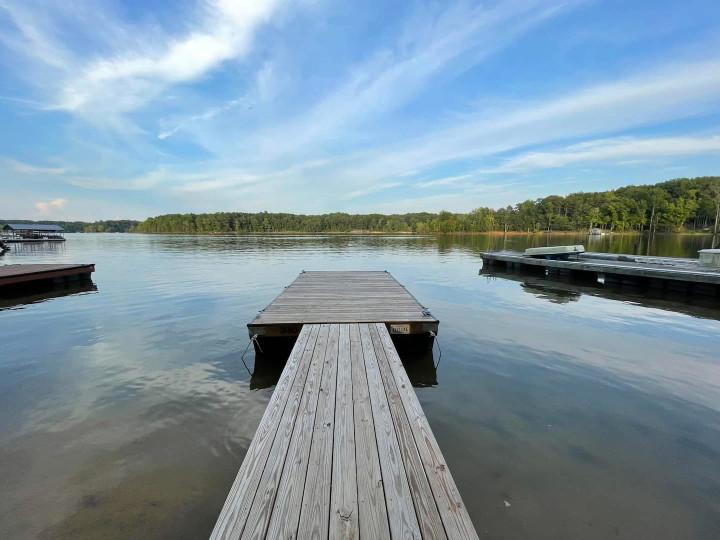 Red, White & Bluestone - Lake Front, Private Dock - Occoneechee State Park, Clarksville