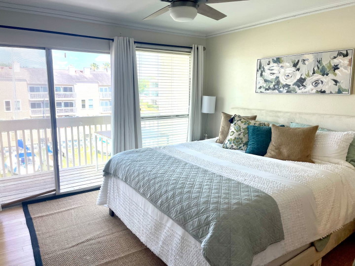 Charming Waterfront 2 Bedroom Townhouse - Kemah, TX