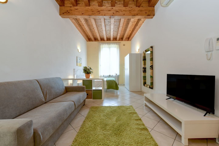 Large Studio Overlooking The Port Of Desenzano - Desenzano del Garda