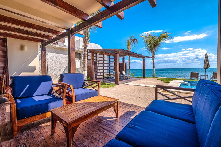 Upscale Condo On Half Moon Bay With Beachfront Patio Deck And Pool - Akumal