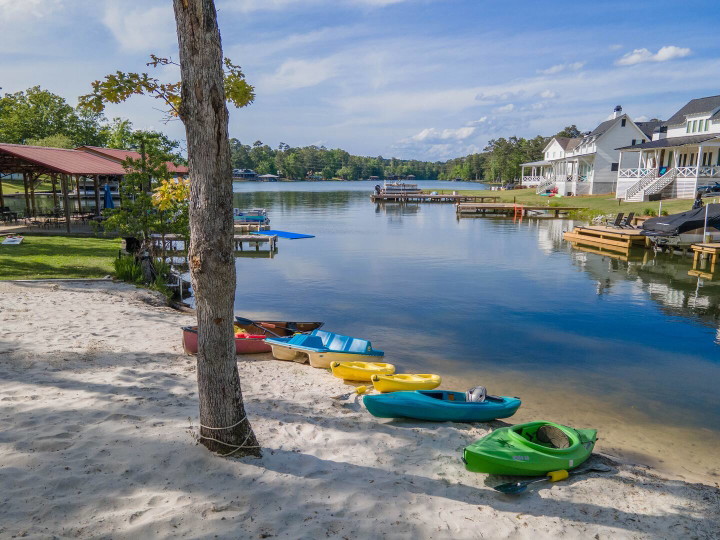 Lake Martin Cutie. Sandy Beach, Kayaks, Amenities. - Dadeville, AL