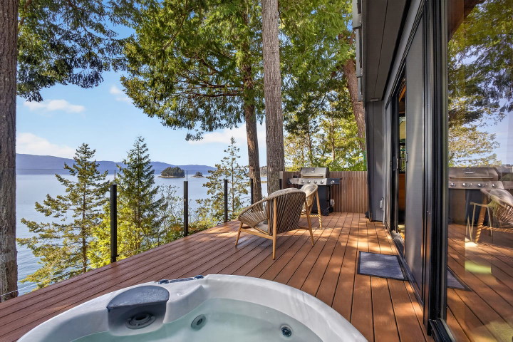 Cozy Coastal Cabin - Oceanfront Sunshine Coast - Vancouver Island