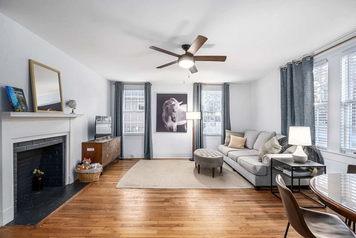 Walk Downtown Aiken | Chic 1b1b Apt | King Bed - Aiken, SC