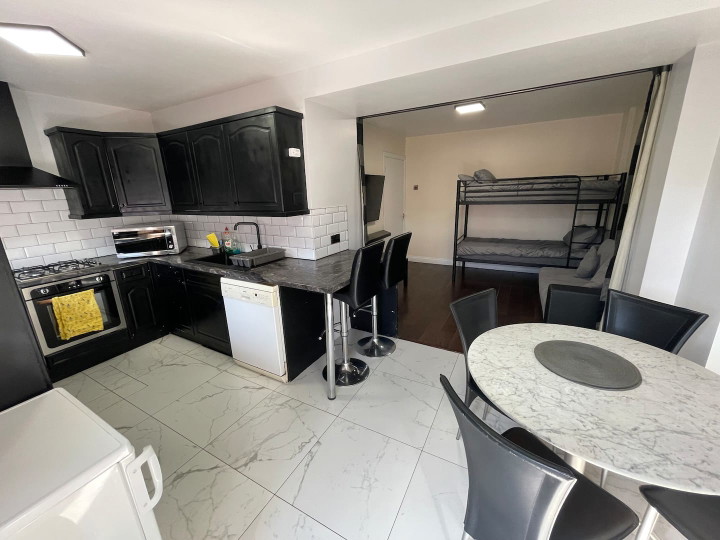 Ground Floor Flat Nr Lhr & Train Station + Parking - Hounslow