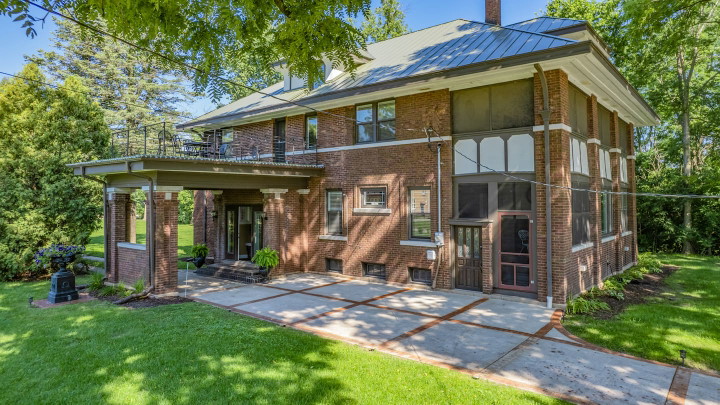 Historical Riverfront Mansion: Serenity+location - Rockford, IL