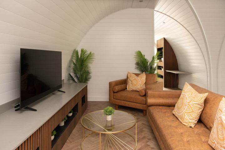 2 Min Walk From Nec | Luxury 6-person Suite -
