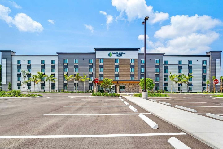 Steps To Edison Mall + Full Kitchen & Free Parking - Fort Myers, FL