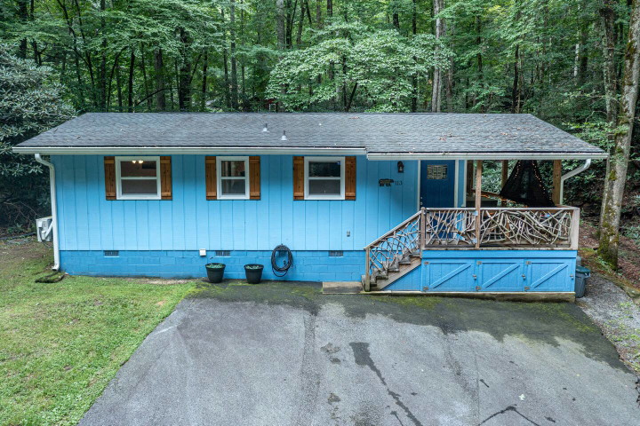 Mountain Shadows - On Stream - Hot Tub - Fireplace - North Carolina
