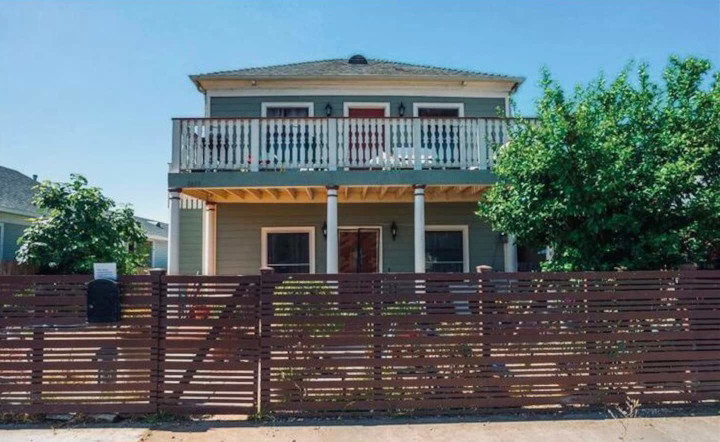 Adorable Urban Top Floor Unit With Victorian Charm - San Diego, CA