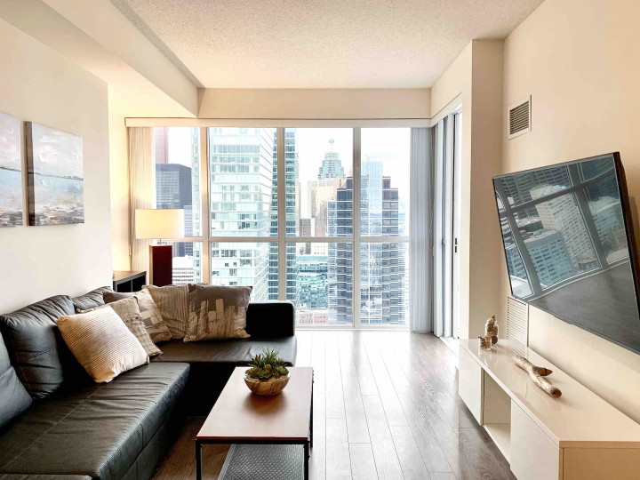 Modern 1+den Condo Steps Away From Cn Tower & Lake - Toronto