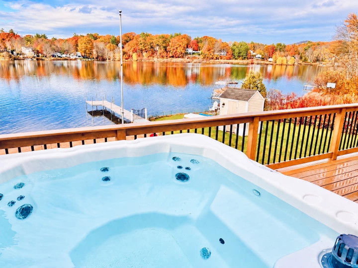 Lakefront Bliss: 4br With Hot Tub, Views, Kayaks - Alton, NH