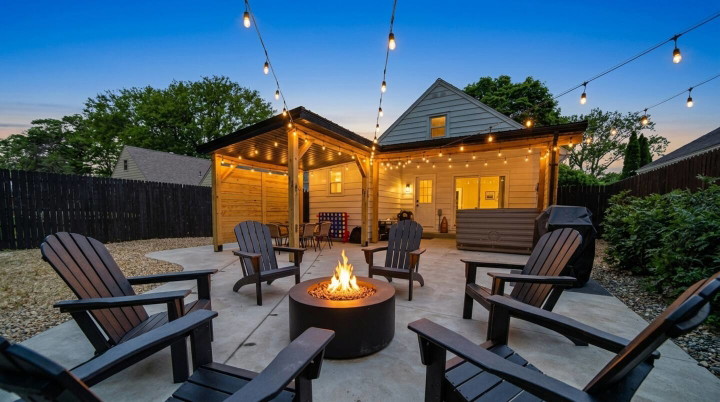 New! Hot Tub | Fire Pit | String Lights | Sleeps 6 - Erie, PA