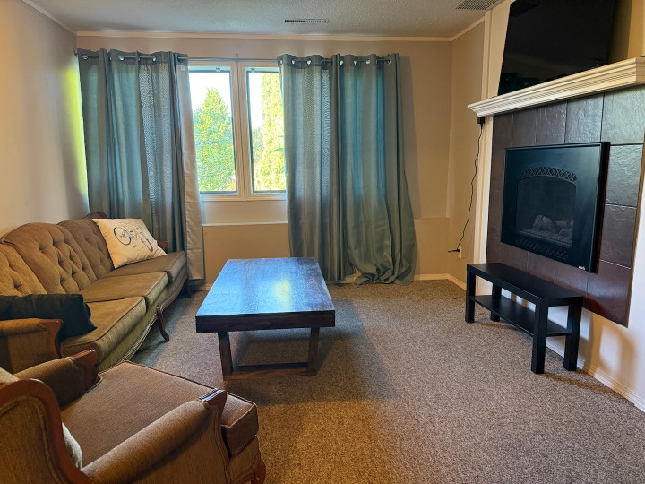 1 Bedroom Suite In Family Home. - Salmon Arm