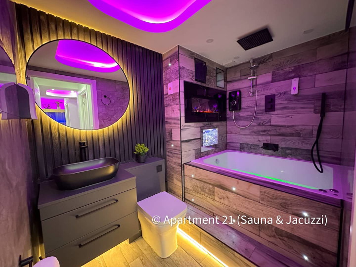 Suite 21 Jacuzzi & Sauna - Bradford, United Kingdom