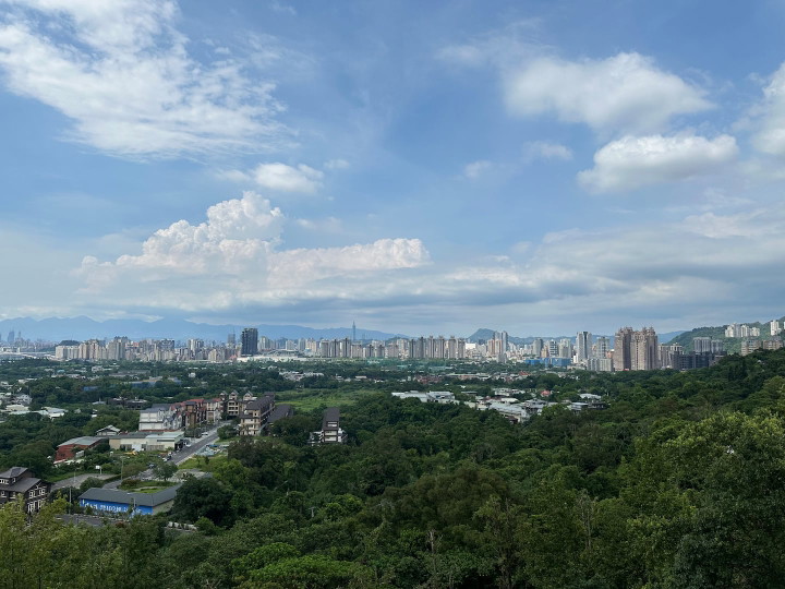 新店碧潭風景區、華城山區隱密挑高3.55米豪宅！空氣清新，視野開闊、寧靜舒適、近郊居處備有停車位！ - New Taipei City