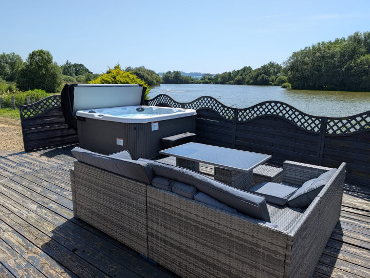Lakeside Lodge With Hot Tub - Aylesbury Lodge - Shepton Mallet