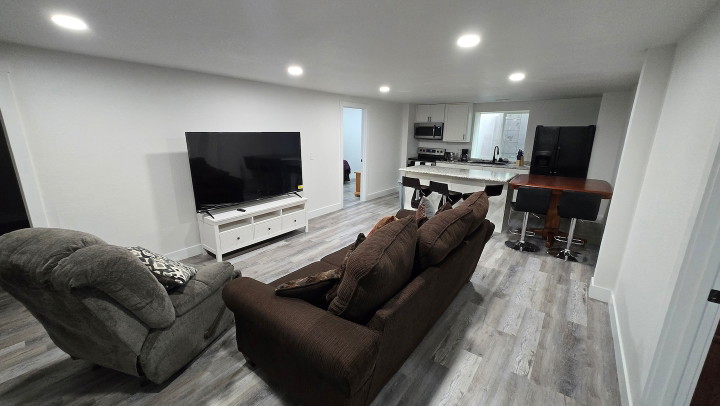 Spacious, Private And Fully Equipped Basement. - 손턴