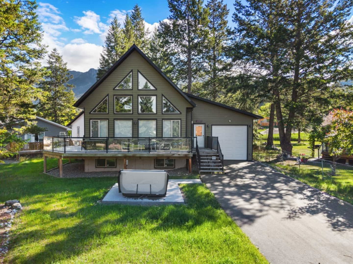 Evercrest A-frame | Hot Tub | Pool Tbl | Fireplace - Radium Hot Springs