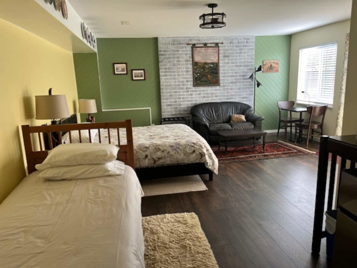Garden Suite With Hot Tub - Abbotsford