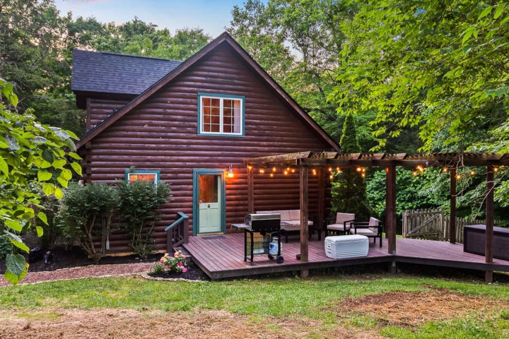 Enchanted Cabin At Ledgerock Springs - Louisville, KY
