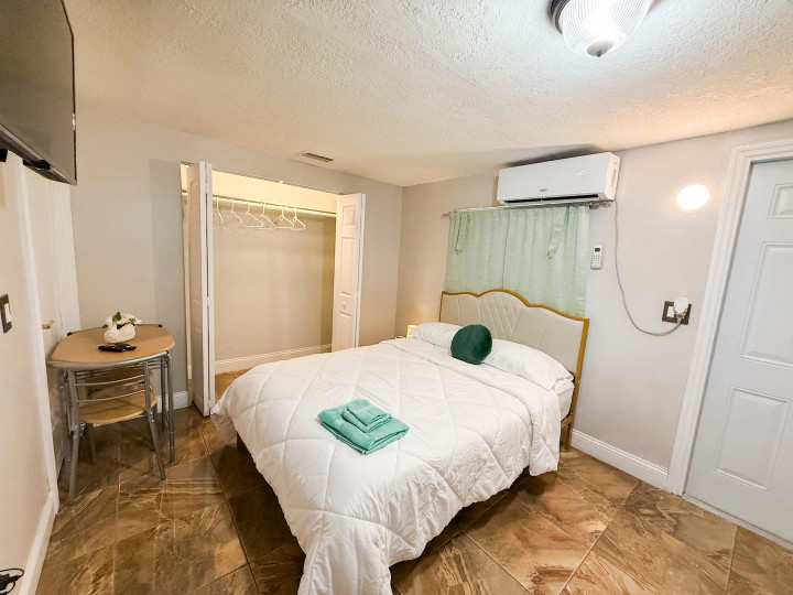 Clean & Modern Studio In East Jacksonville. - Florida