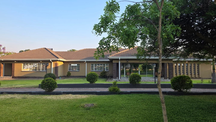 Maison De 4 Chambres | Près De L'aéroport/énergie Solaire/piscine/sûre - Harare