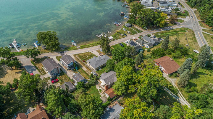 Upper Lake House Retreat Near Ann Arbor - Brighton, MI