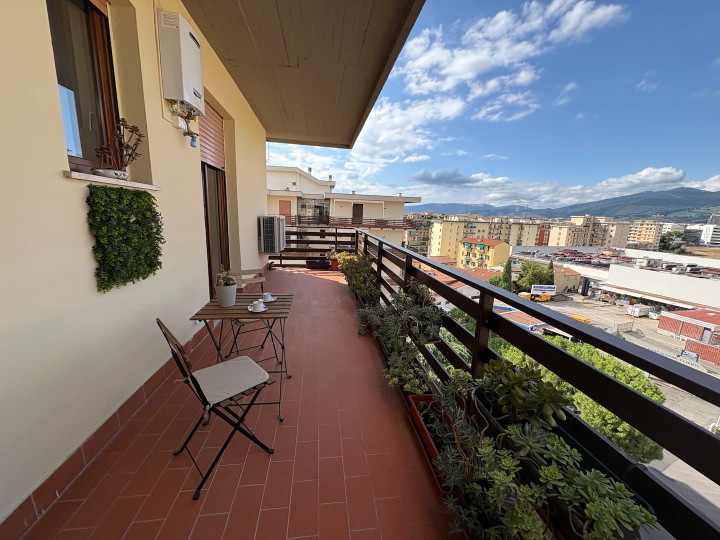 Vittorio Est à Florence. Appartement Avec Balcon, Parking - Florence