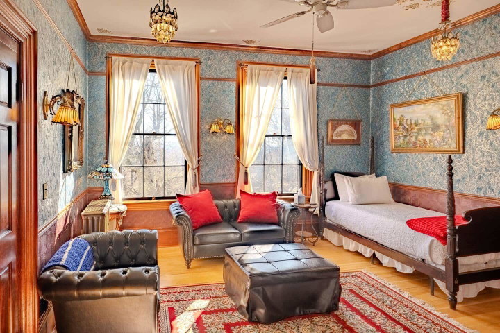 Restored Suite In Hancock's Only Bed & Breakfast - Houghton, MI