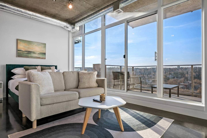 Modern Beltline Studio Balcony Views  Near 17th - Calgary